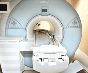 Random MRI tests necessary to verify the age of football players