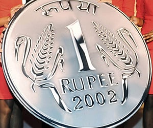 Rupee hits fresh all-time low, extends losing streak to sixth session