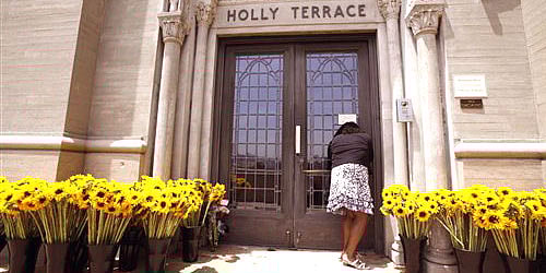 Former wife decks MJ\'s tomb with sunflowers