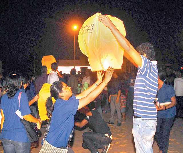 ‘Minsar’ lights up skies at Elliot’s beach