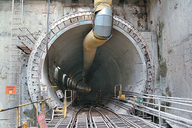 Cross passage between tunnels to ensure safety