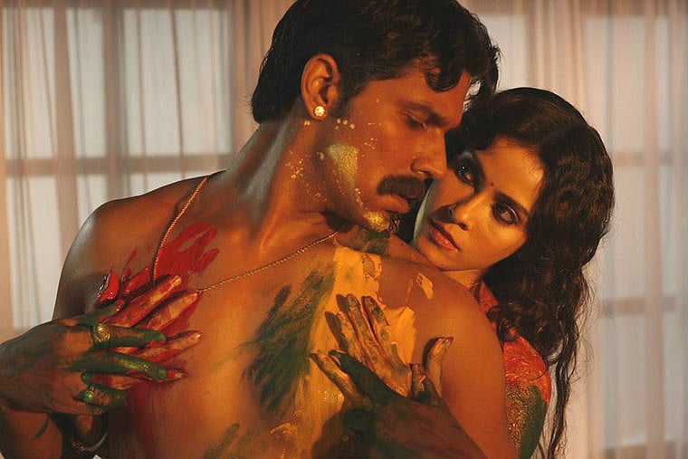 \'Rang Rasiya\' Movie Review: Gripping Dramatization of Real Story