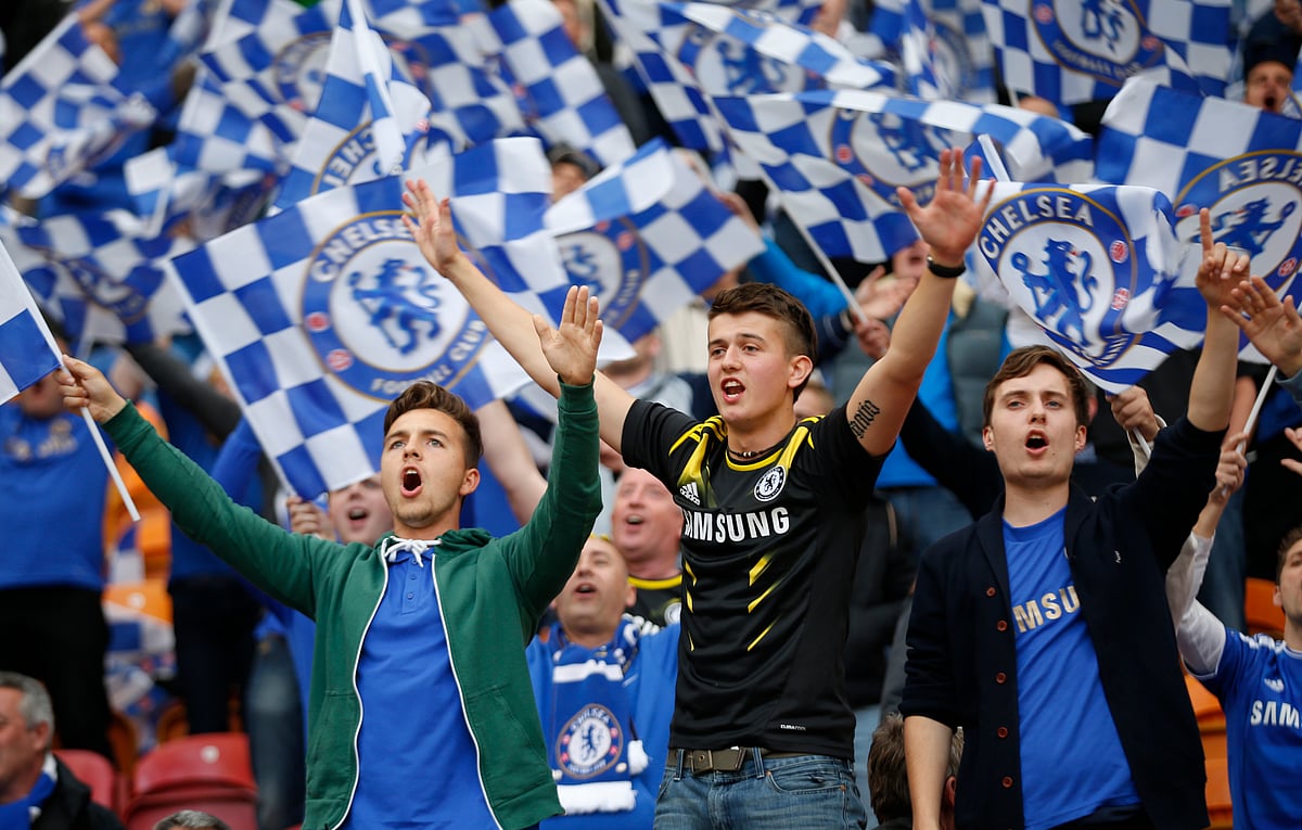 Group of Chelsea Fans Prevent Black Man From Boarding Train