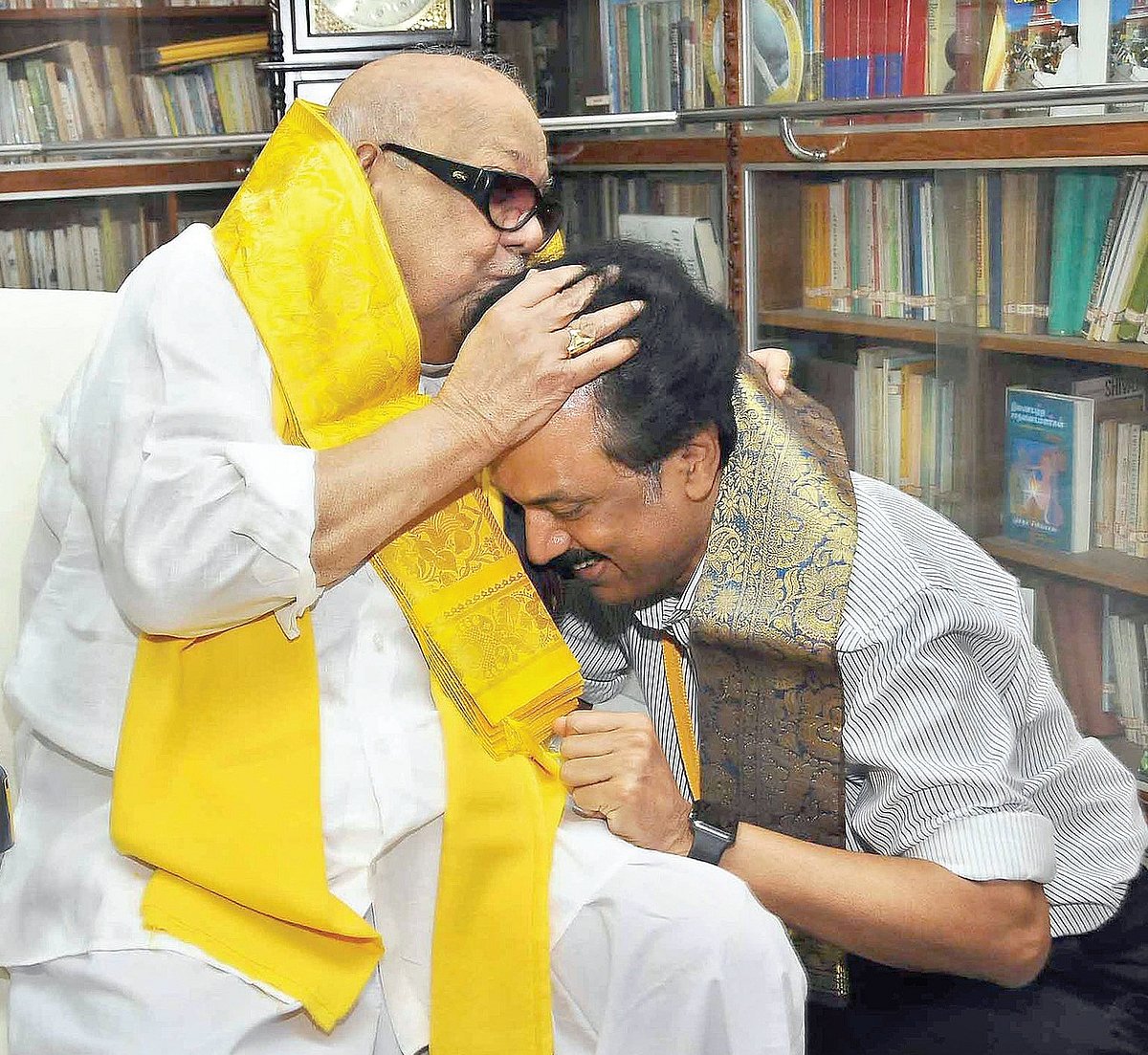 DMK, Congress to Kickstart Talks on Poll Alliance Today