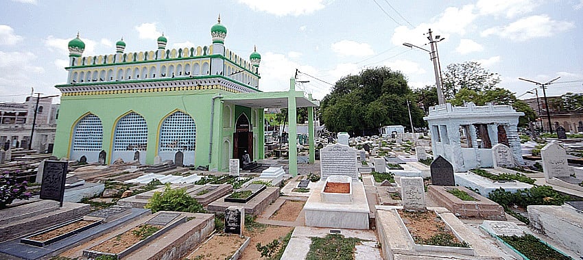 Encroachment, space crunch haunt city\'s 400-year-old Shia graveyard