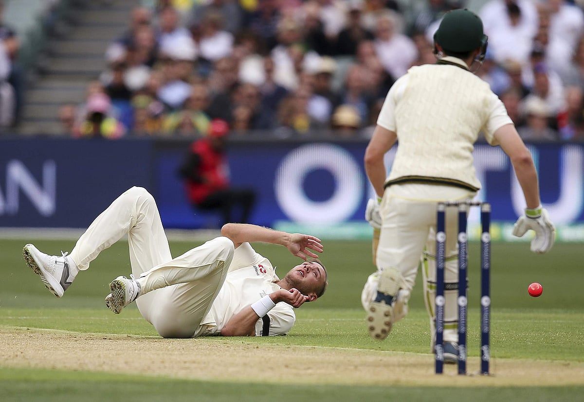 Second Ashes Test: England wins toss, puts Aussies to bat in day-night ...