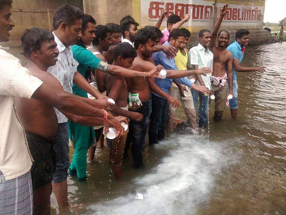 Madras HC order on Cola majors: People stands in knee deep water