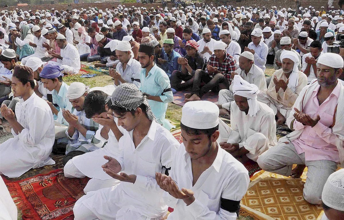 On Eid-al-Fitr, Muslims wear black arm-bands and hold pro-Palestine ...