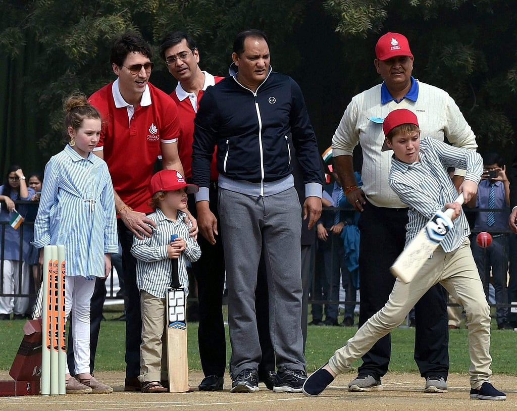Canadian PM Justin Trudeau and children play cricket with Kapil Dev ...