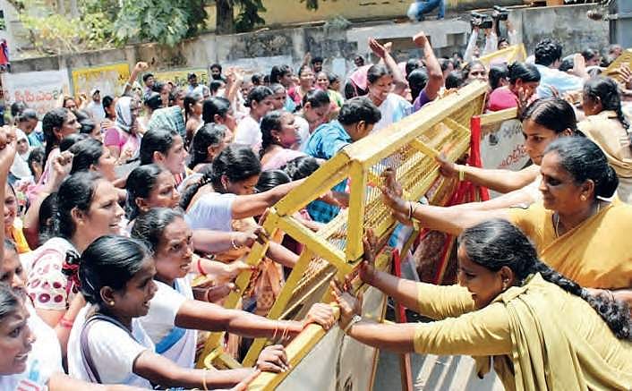 Asha workers take to streets in State; 1,000 held, freed