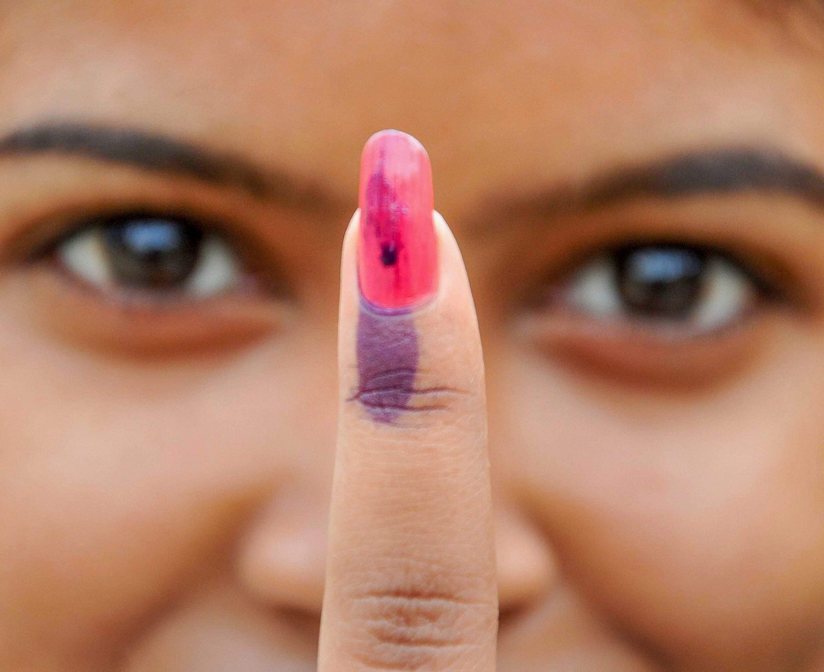 Dindugal: Students form human chain to raise voting awareness
