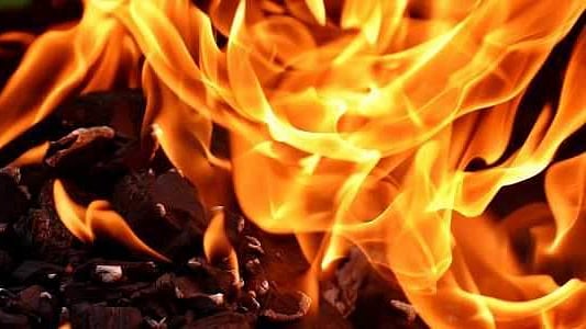 Girl burnt alive as van catches fire in Karnataka