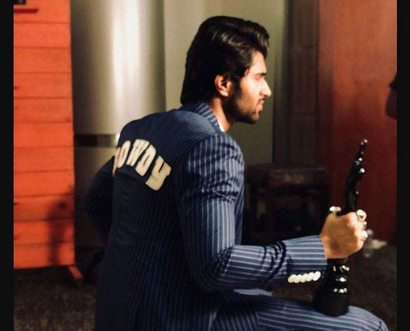 'Arjun Reddy' star Vijay Devarakonda wants to auction his Filmfare award