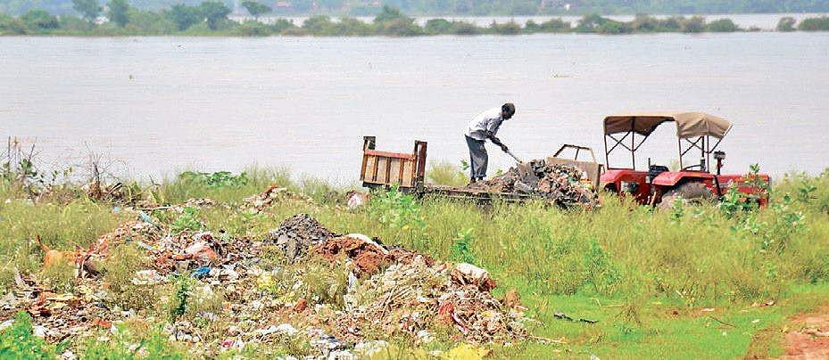 Cuttack Municipal Corporation ordered to stop dumping waste in Mahanadi ...