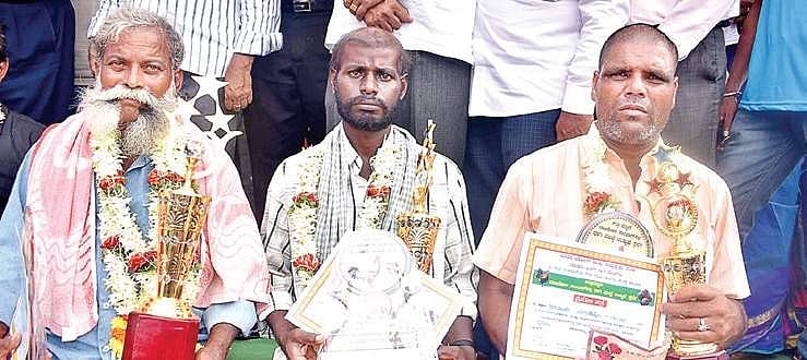 54-year man of Arakere eats 3 kg of ragi balls to create record