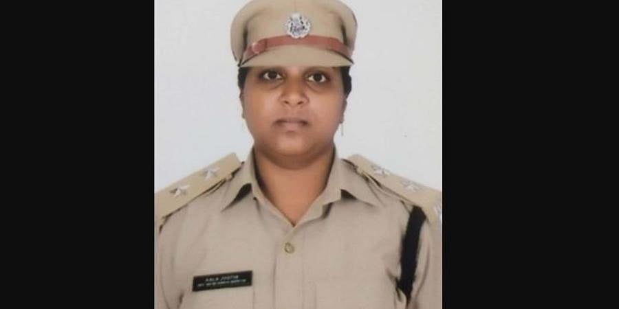 Andhra's AMVI officer plots husband’s murder, on the run