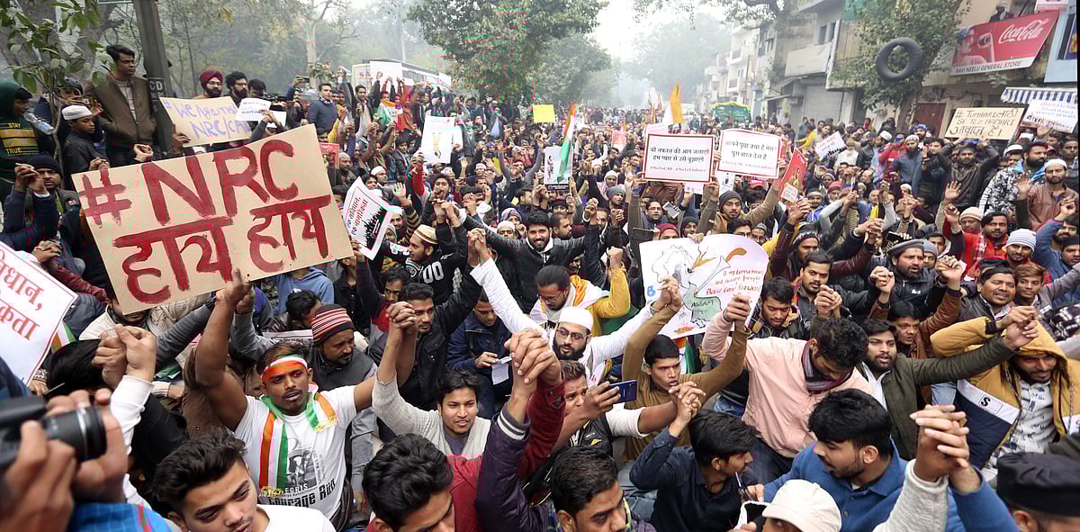 CAA: Cops lathi-charge protesters as stirs turn violent in UP; internet ...