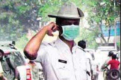 200 traffic cops get anti-pollution masks