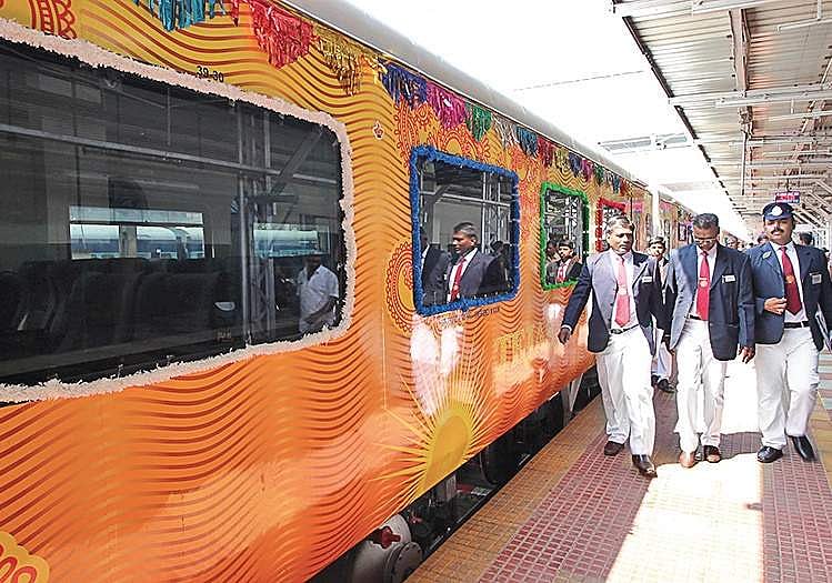 Auto lock baffles commuters of Chennai-Madurai Tejas Express