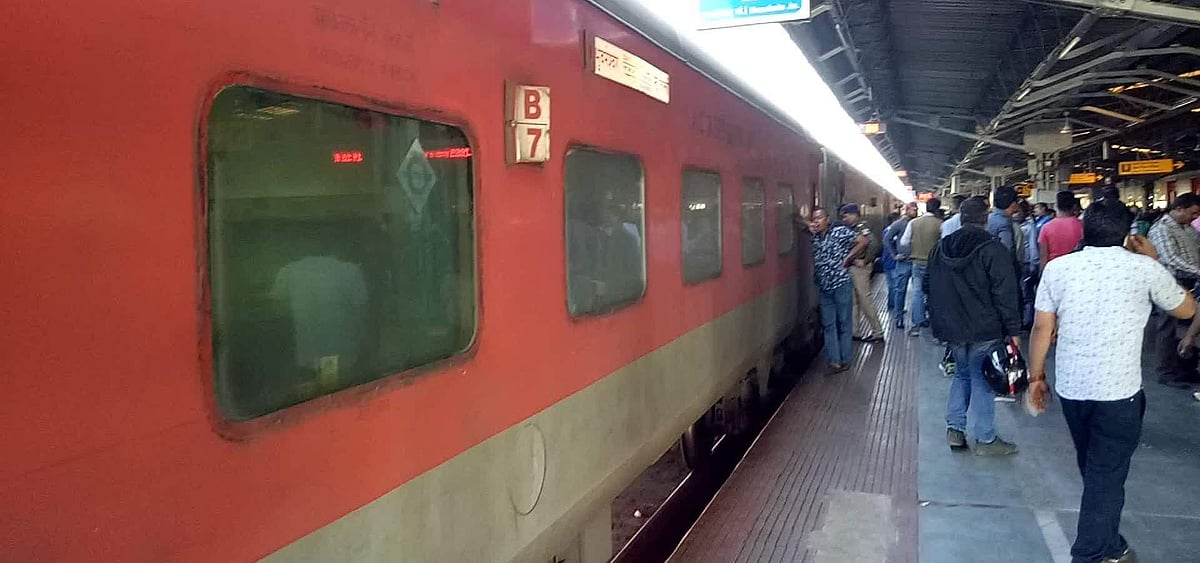 Howrah-New Delhi Rajdhani Express turns 50, passengers get special ...