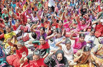 Women to stand on one knee to demand political representation