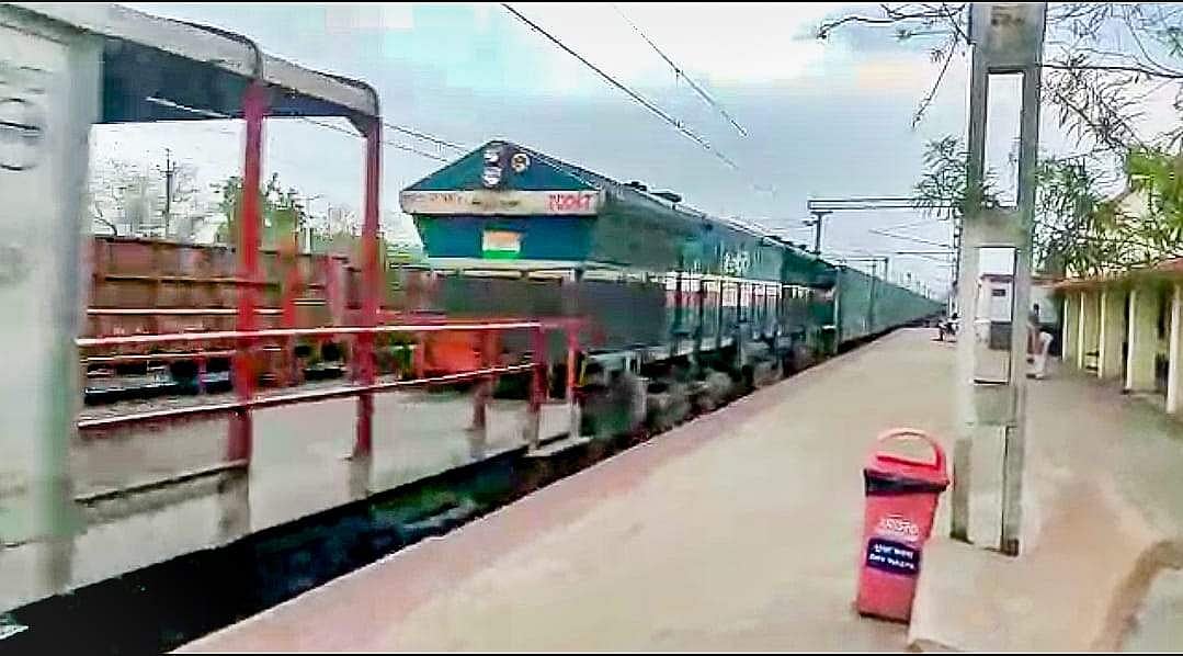 Railways creates history, runs 2-km long 'Anaconda' freight train with ...