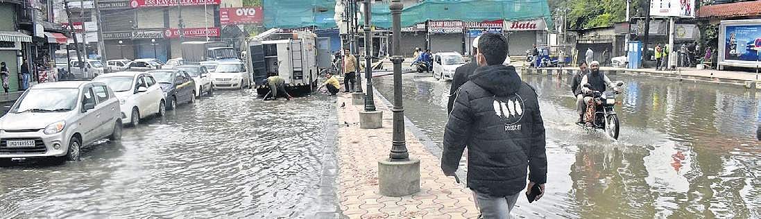 Heavy rain cripples Kashmir, two dead and four injured after cloudbursts