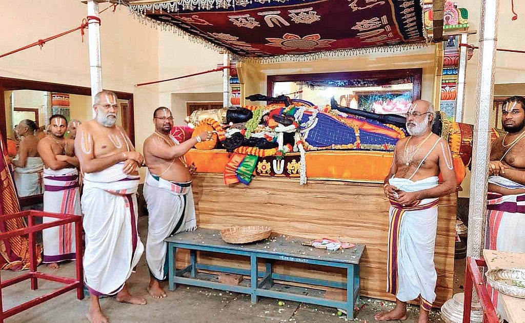 Over 50k throng Athi Varadar temple on 2nd day