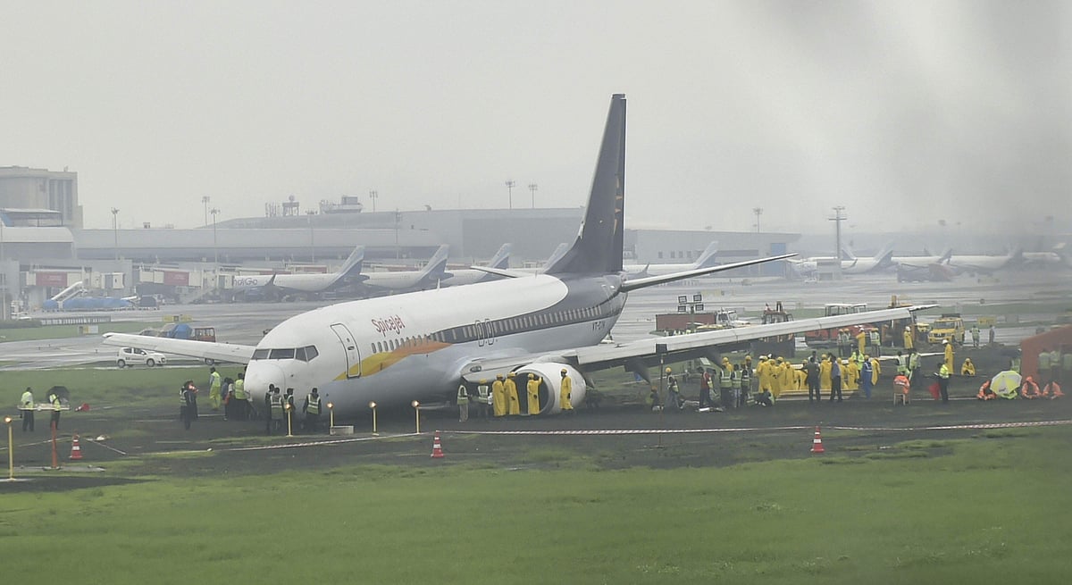 Aircraft landing with unstabilised approach in bad weather to attract ...