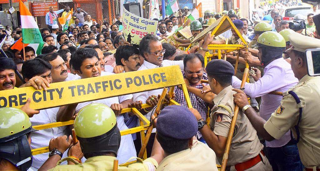 Karnataka crisis: Congress protest in Bengaluru turns into photo-op for ...