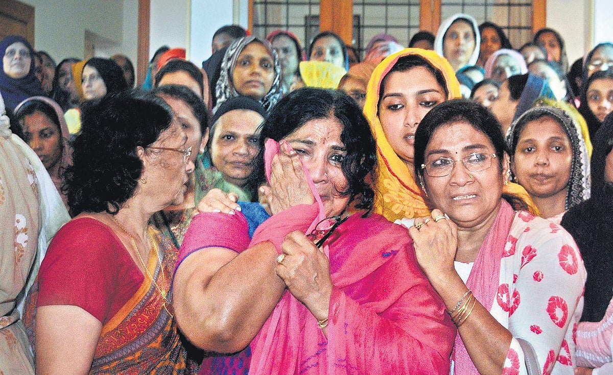 Jayabharathi, son bid tearful farewell to beloved hero