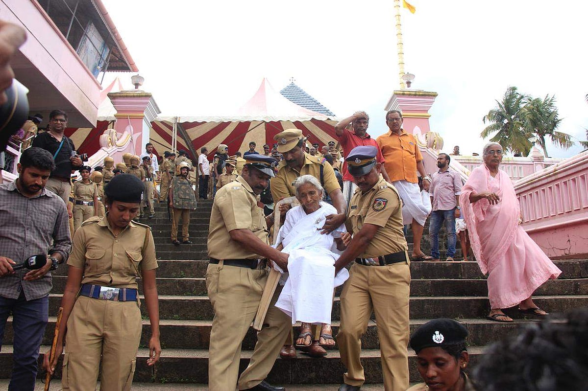 Police arrest protesting Jacobite faction priests, evacuate believers ...
