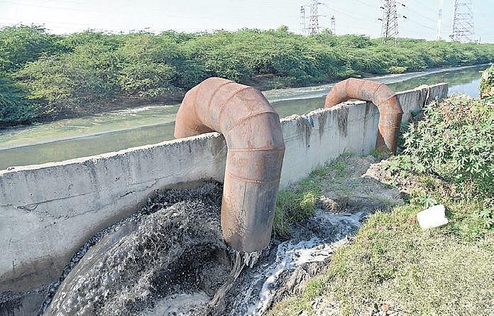 Work to desilt sewage pipes gets underway in Chennai