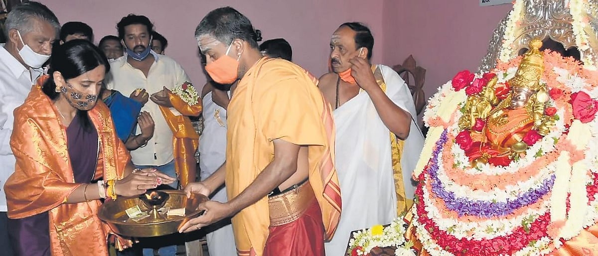 RR Nagar bypolls: H Kusuma visits Chamundi Hills, confident of victory
