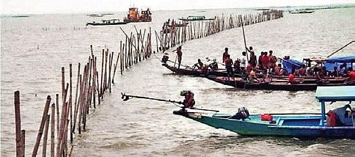 Illegal prawn gheris to be blasted off in Odisha's Chilika lake