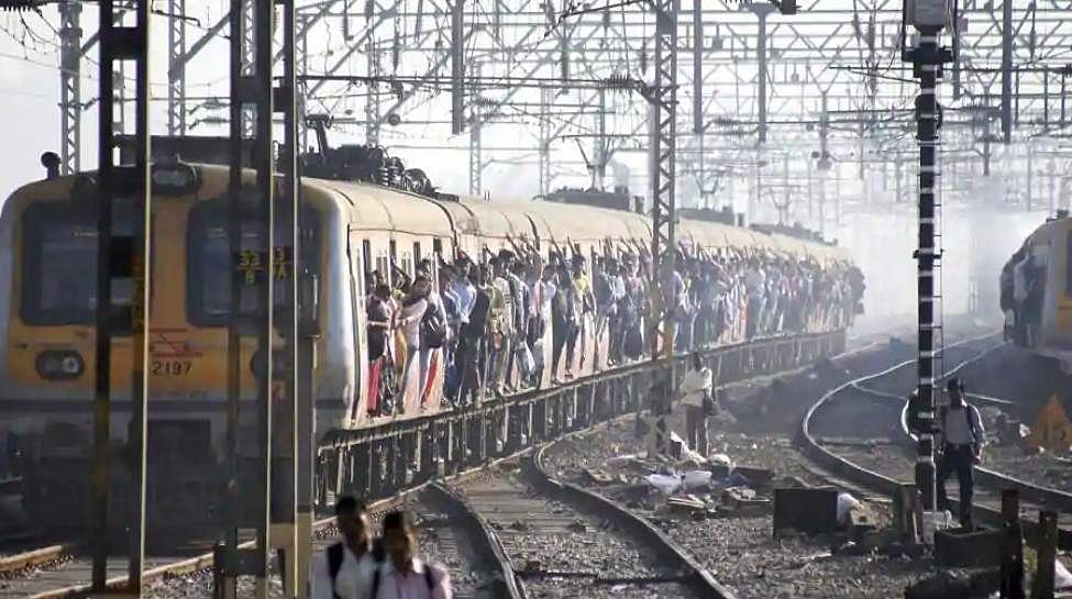 Suburban train derails at Kalyan station; no one hurt, traffic on route ...