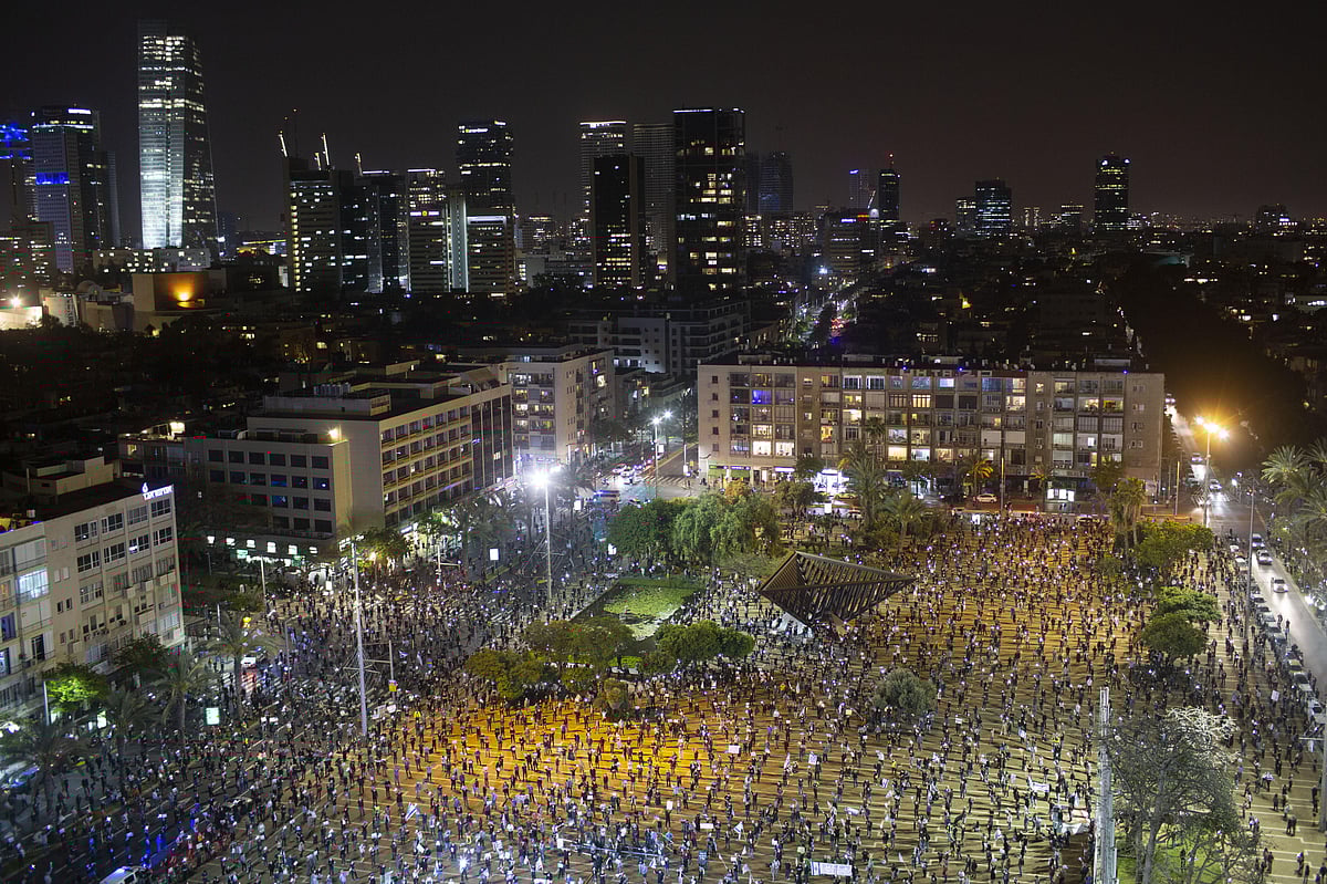 Israelis maintain social distancing as they protest against Netanyahu ...
