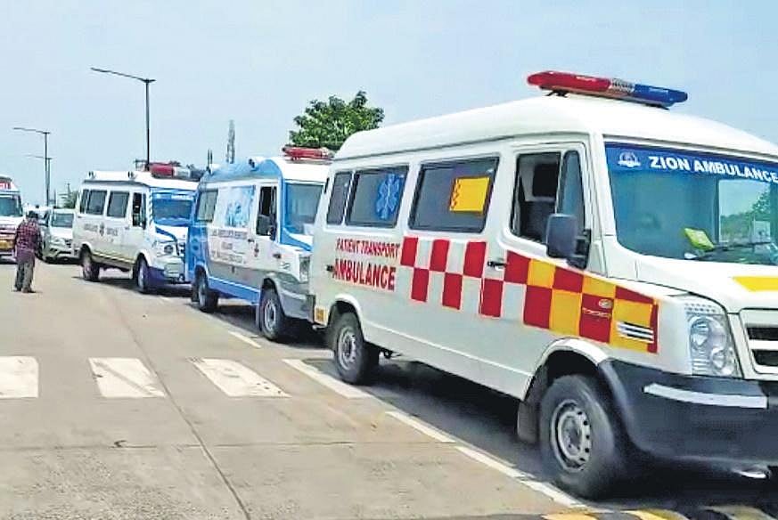 WATCH | Police stops ambulance to let VIP convoy pass in Chennai