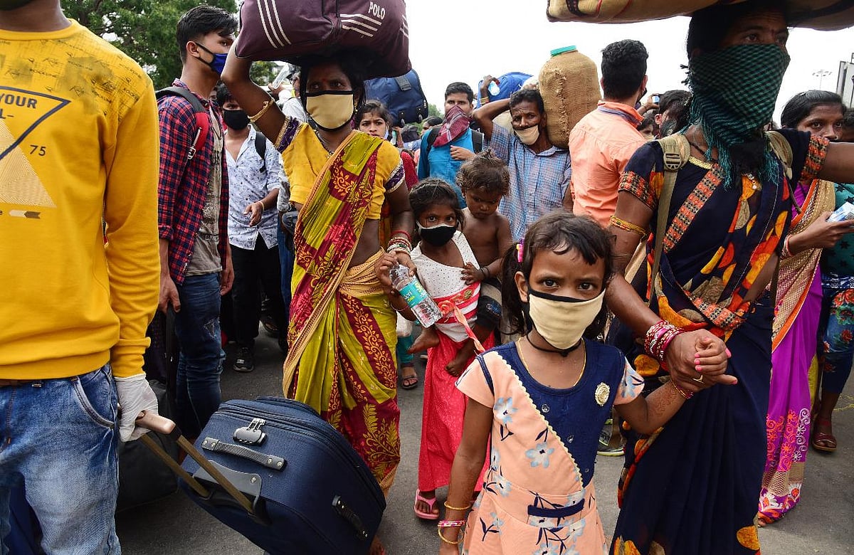 Crowds of migrant workers waiting to board trains in Mumbai