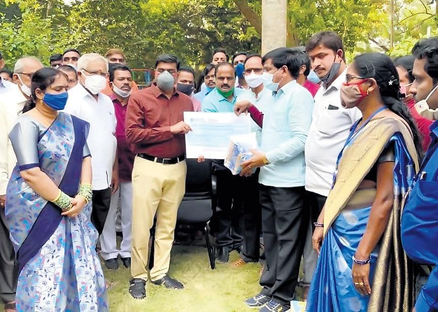 Govt officials set an example in philanthropy