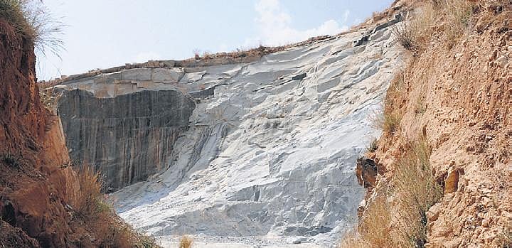 Only 50% units in Hassan have licence to blast