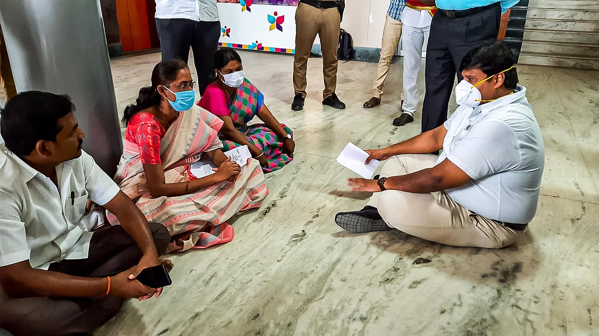 Tamil Nadu: Karur MP Jothimani stages dharna at Collectorate demanding ...