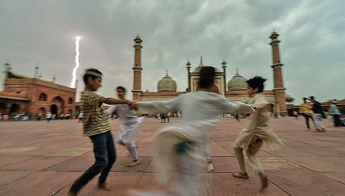Dust storm hits Delhi, more expected today