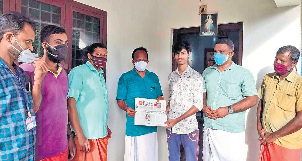 Alumni gift Plus 2 student TNIE subscription for scoring full A+