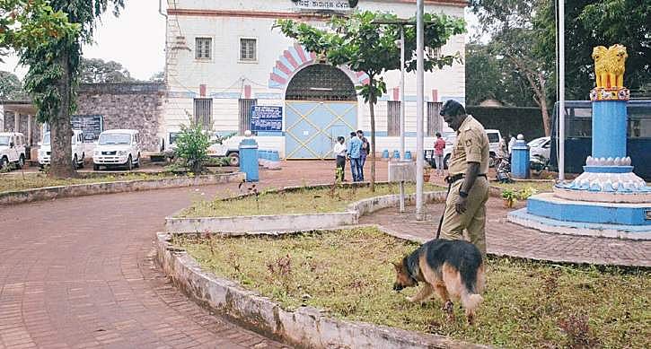 Viral video that shows mobile phones being thrown into Hindalga Central ...
