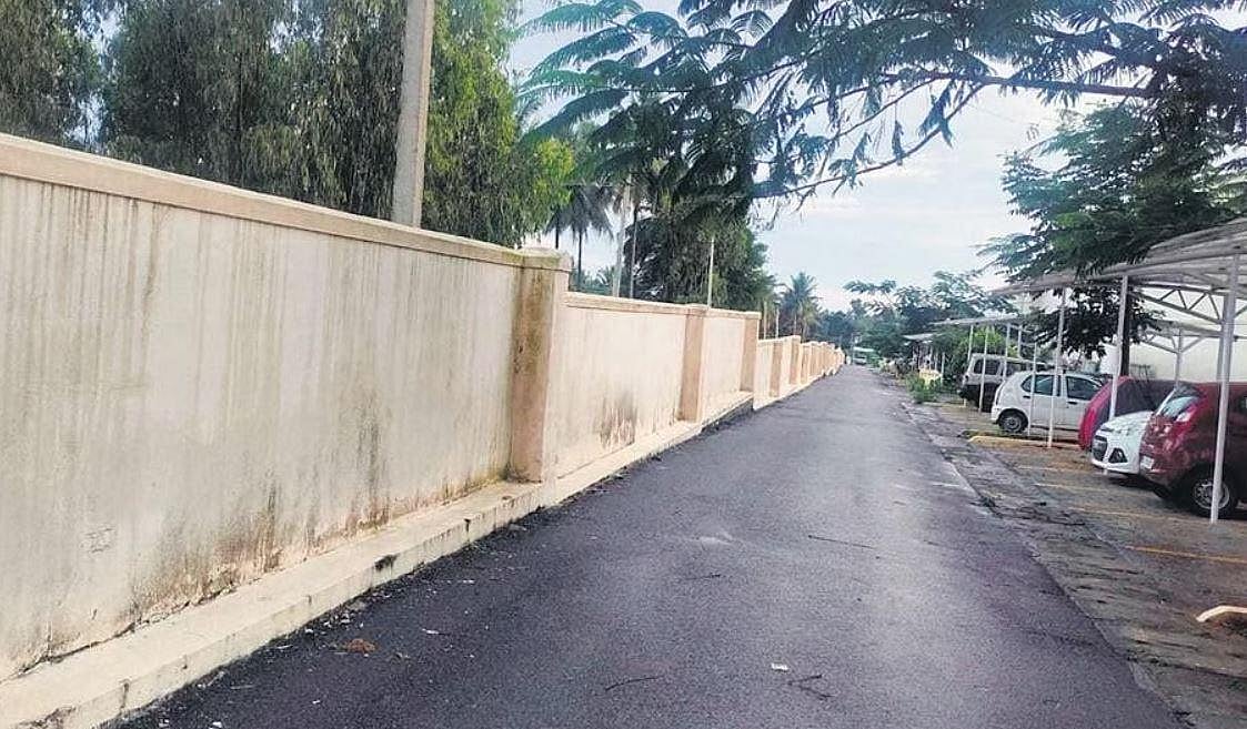 Burgling made easy by low walls, weak security