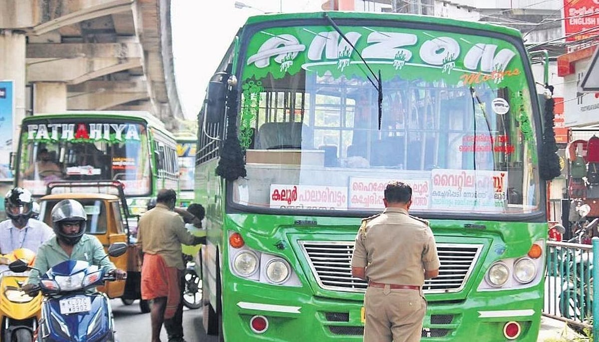 Not enough fuel! MVD pulls up private bus