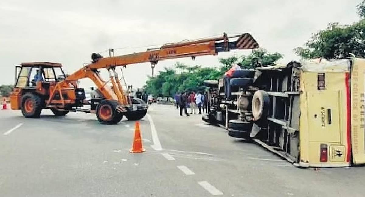 15 nursing students injured in Telangana as lorry hits bus