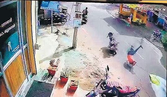 Dangling rope from lorry strangles biker, driver held in Thoothukudi
