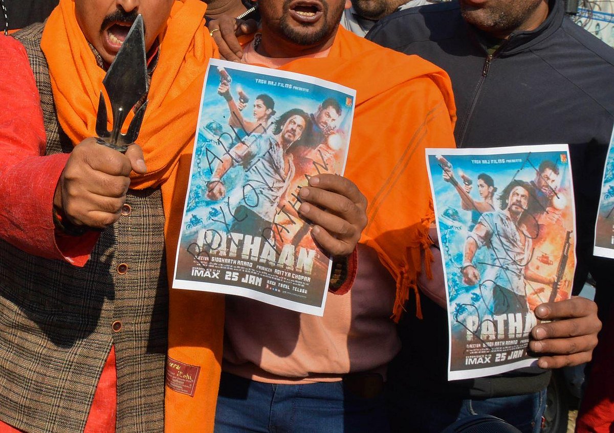 Right-wing groups protest at shooting venue of SRK's 'Dunki' in Madhya ...